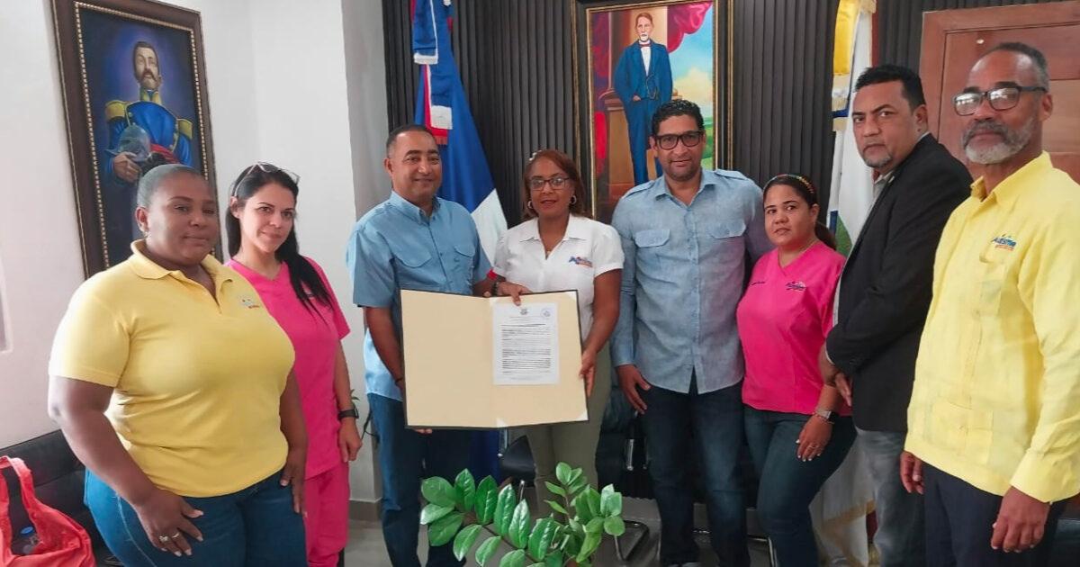 Alcalde de Verón Punta Cana cumple con donación de terreno a fundación ...